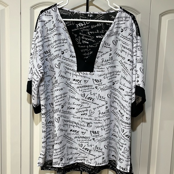 slim factor | Tops | Slim Factor Black And White Script Vneck Top Size ...